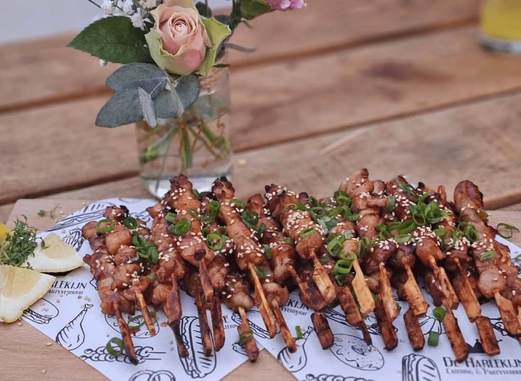 Yakitori kip spiesje met chili dip | Partyverhuur De Harlekijn